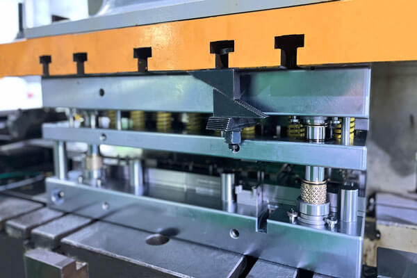 Progressive Stamping Die , Tool and Die Design | CNstamping